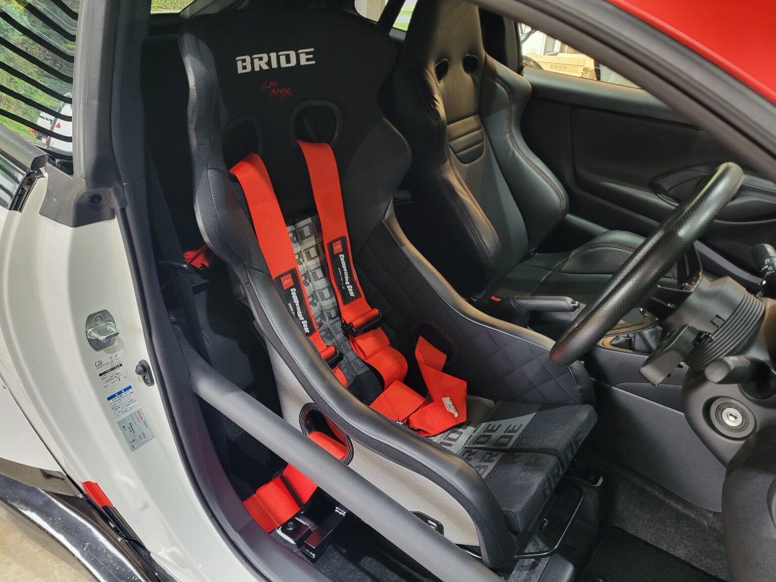 GRヤリスにフルバケ取付け｜ボデーショップタカタグループ